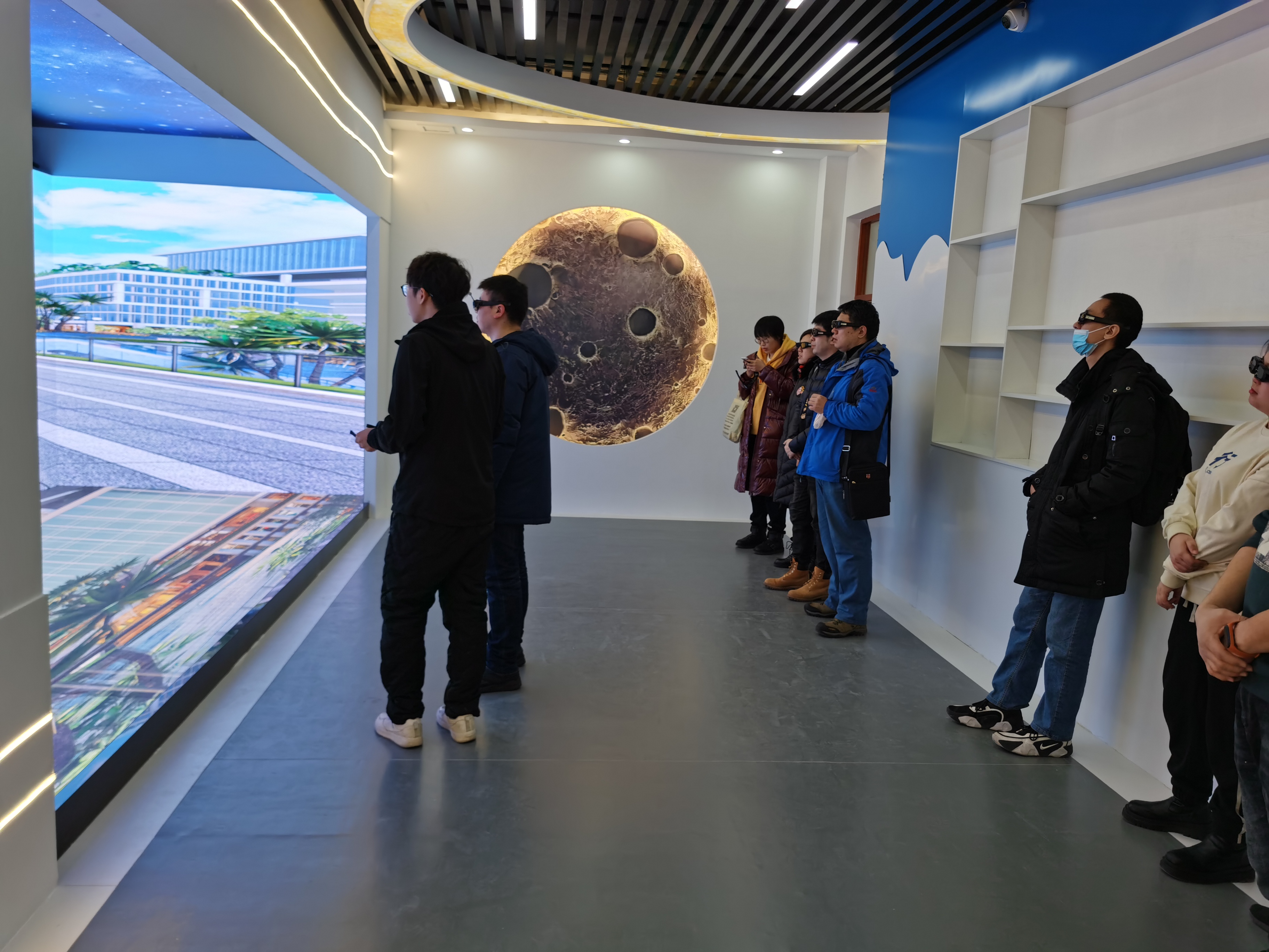 工业机器人虚拟仿真实训基地举办CAVE和3D大屏沉浸式虚拟现实显示系统使用培训-黑龙江职业学院智能制造技术学院